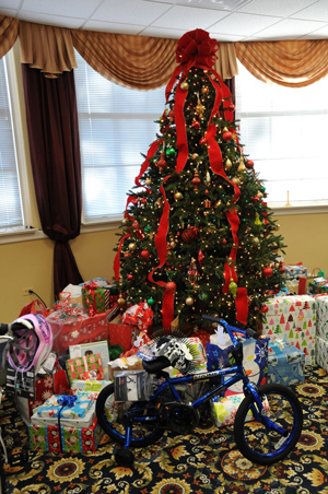 Annual Giving Tree brings joy to local children - Reinhardt University